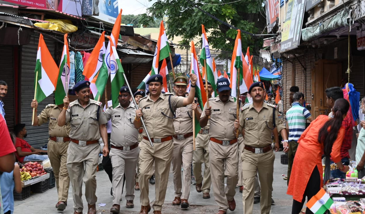 अल्मोड़ा पुलिस ने एसएसपी प्रदीप कुमार राय के नेतृत्व में निकाली हर घर ...